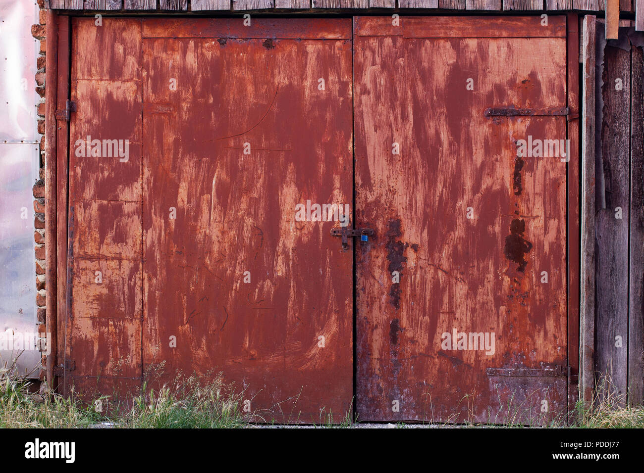 Closed door double doors hi-res stock photography and images - Alamy