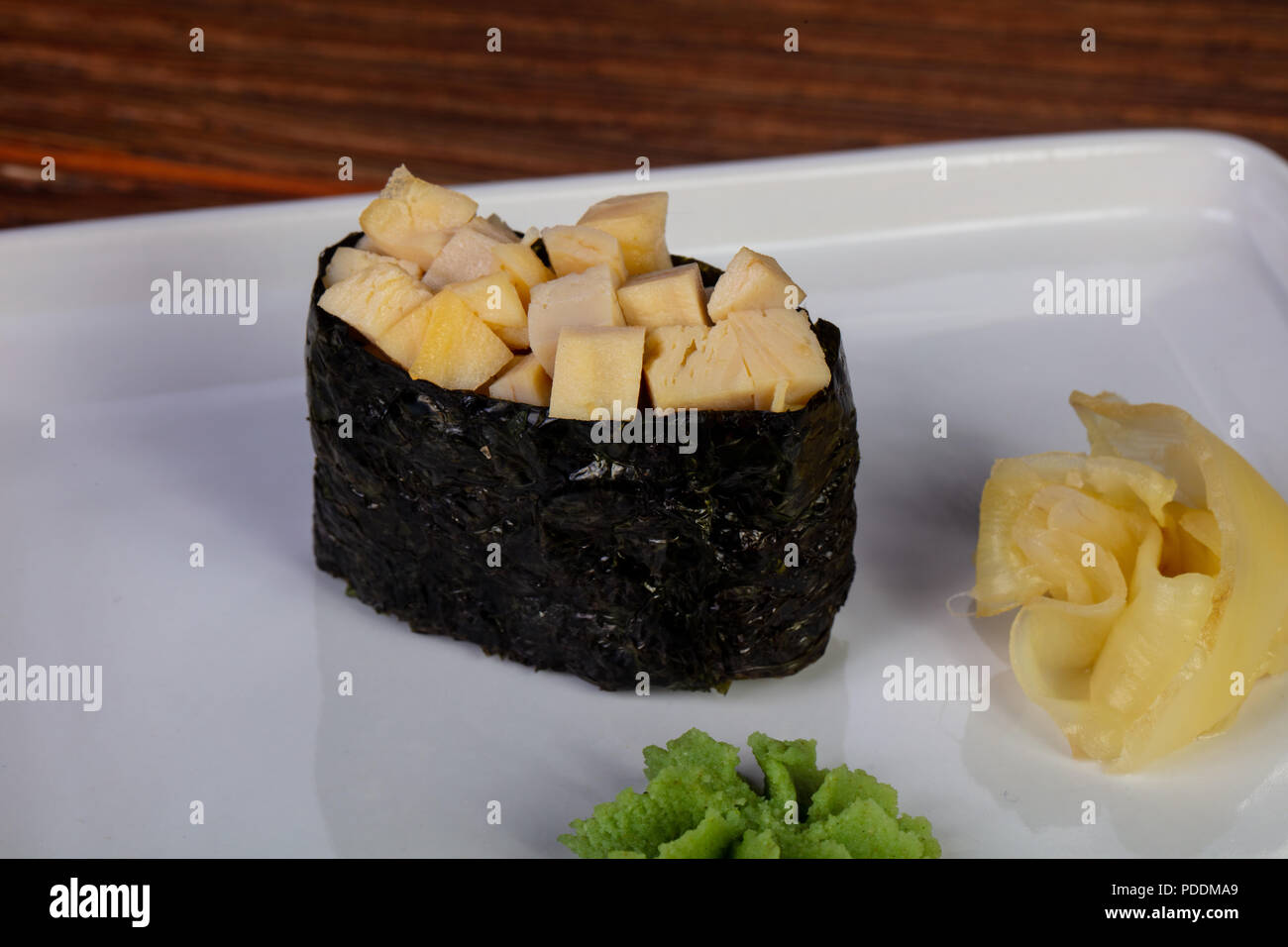 Japanese sushi gunkan with omelet Stock Photo - Alamy