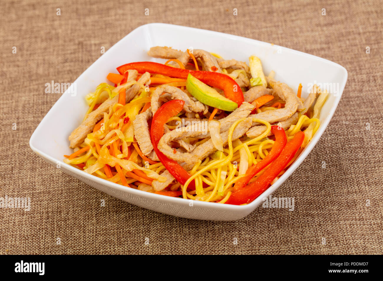 Wook noodle with chicken, vegetables and spices Stock Photo - Alamy