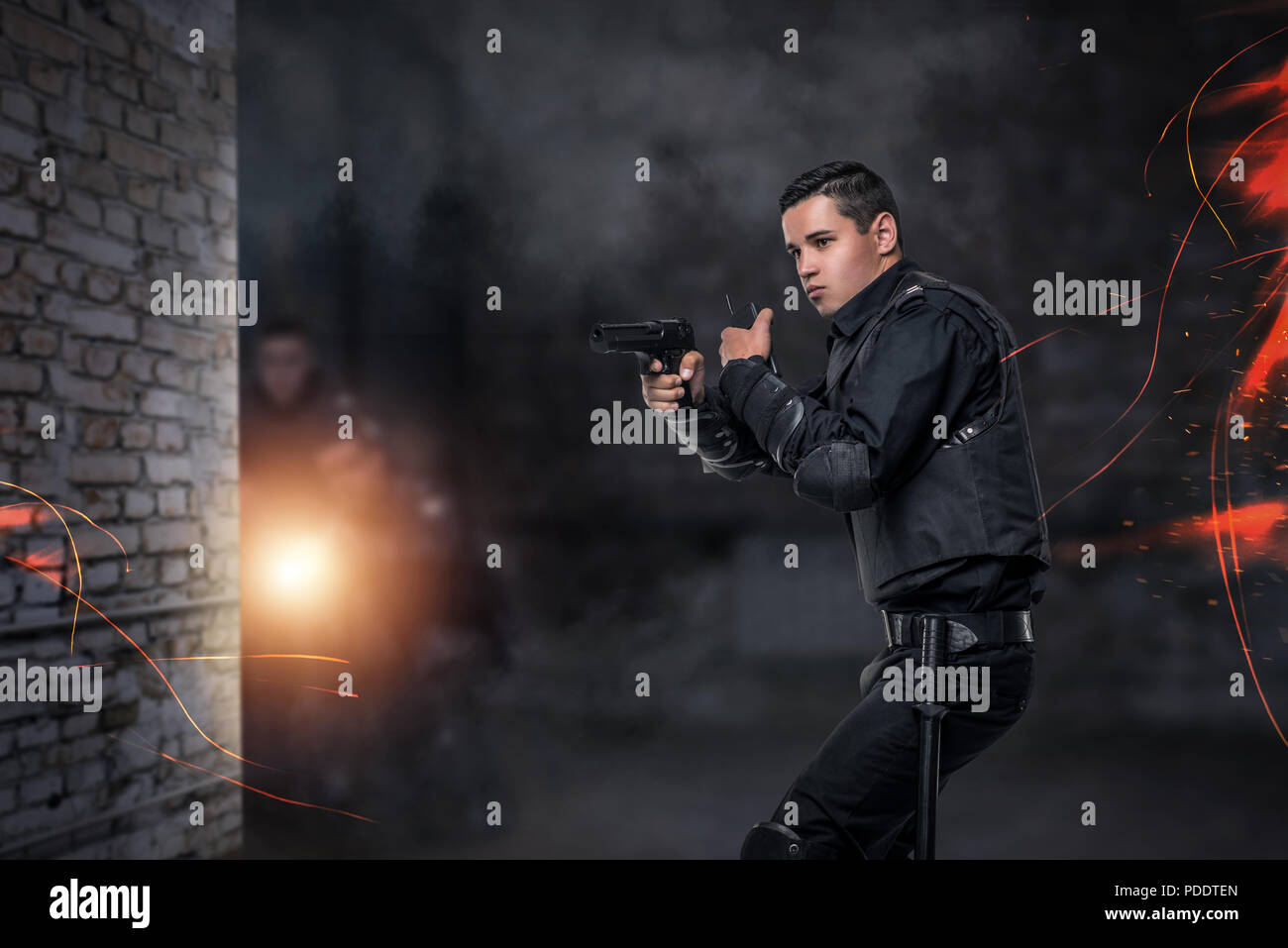 Special force soldier poses with gun Stock Photo - Alamy
