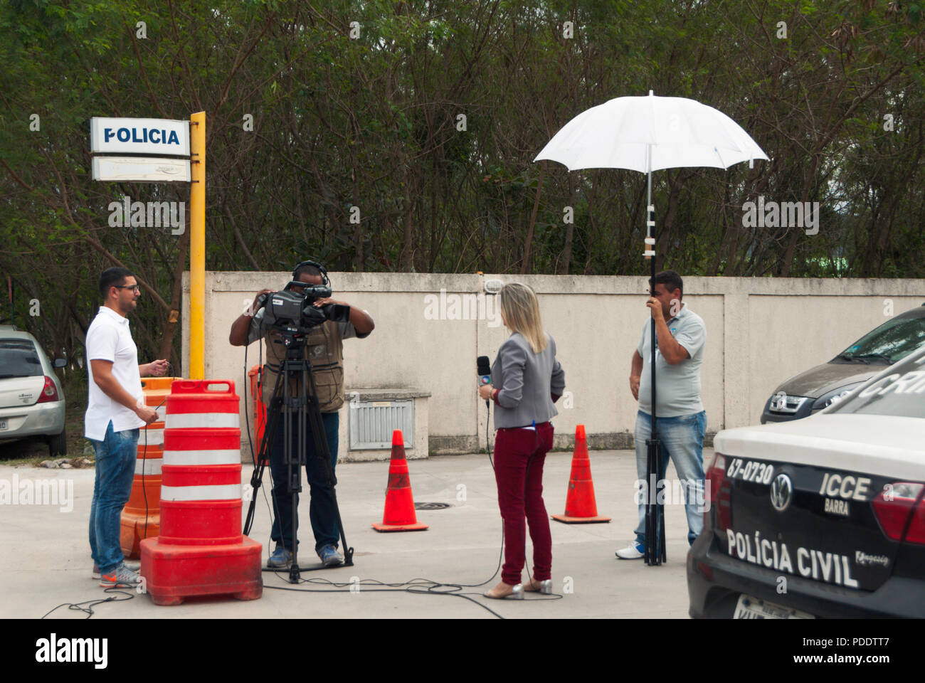 Reporter audio recording interview hi-res stock photography and images ...