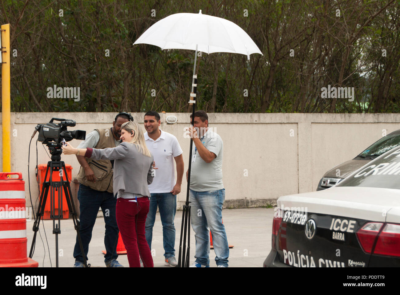 Globo journalists making reportage near police in Rio de Janeiro ...
