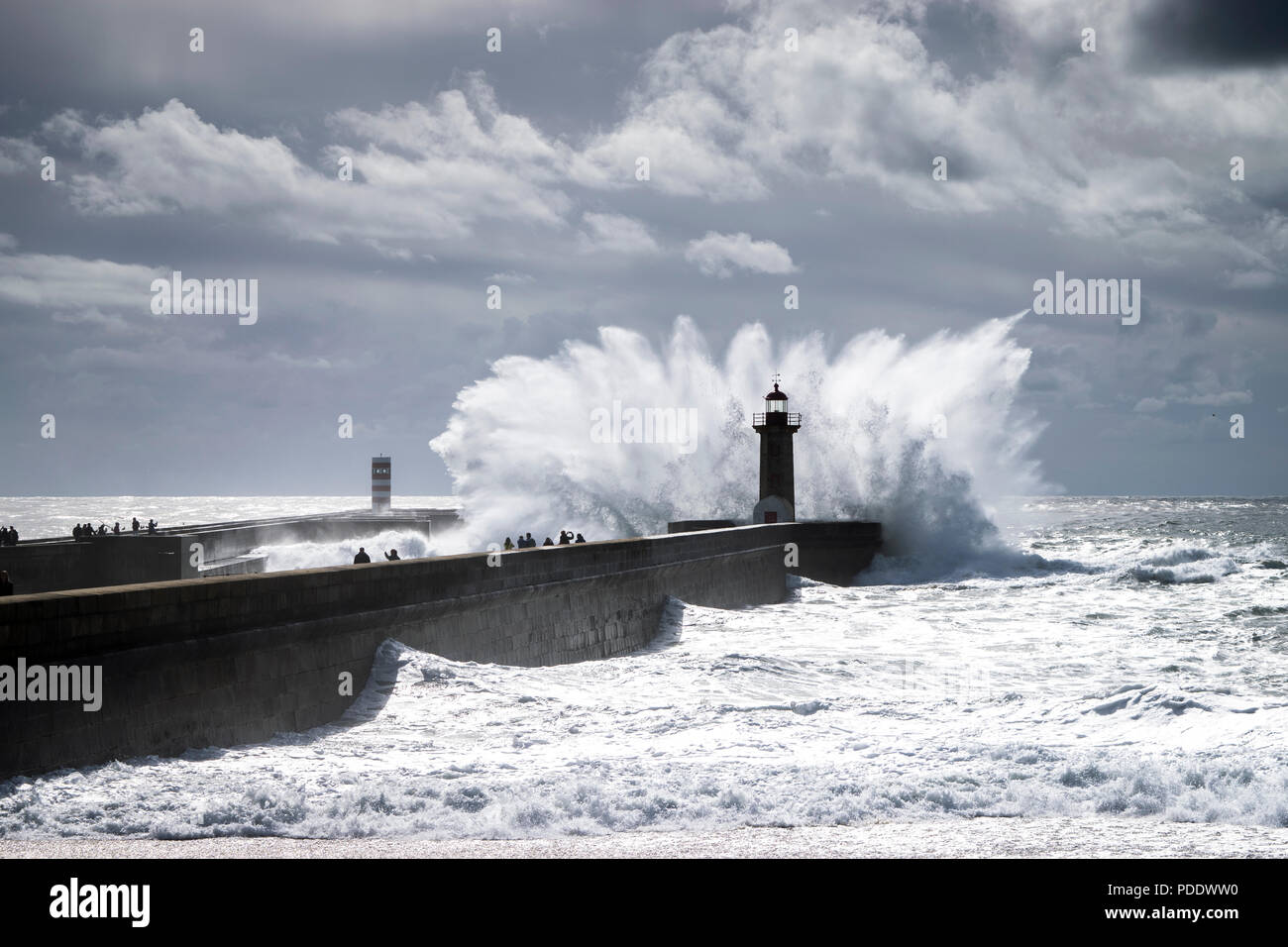 Crashing waves lighthouse hi-res stock photography and images - Alamy
