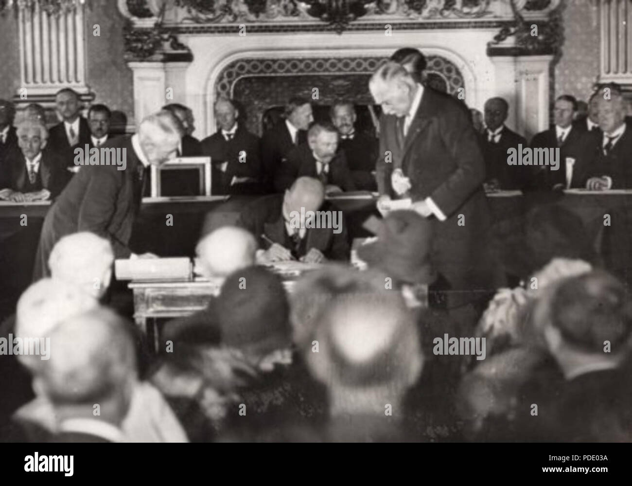 Diplomacy war hi-res stock photography and images - Alamy