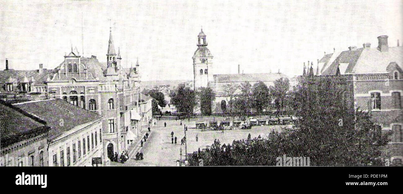 111 Del af stora torget i Varberg med kyrkan, t. v. stadshuset och t. h ...