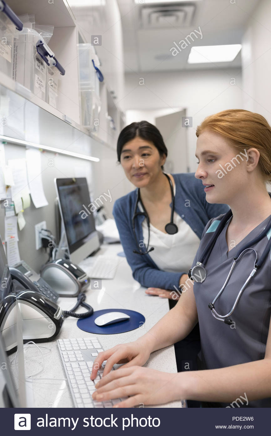 Nurse standing computer talking hi-res stock photography and images - Alamy