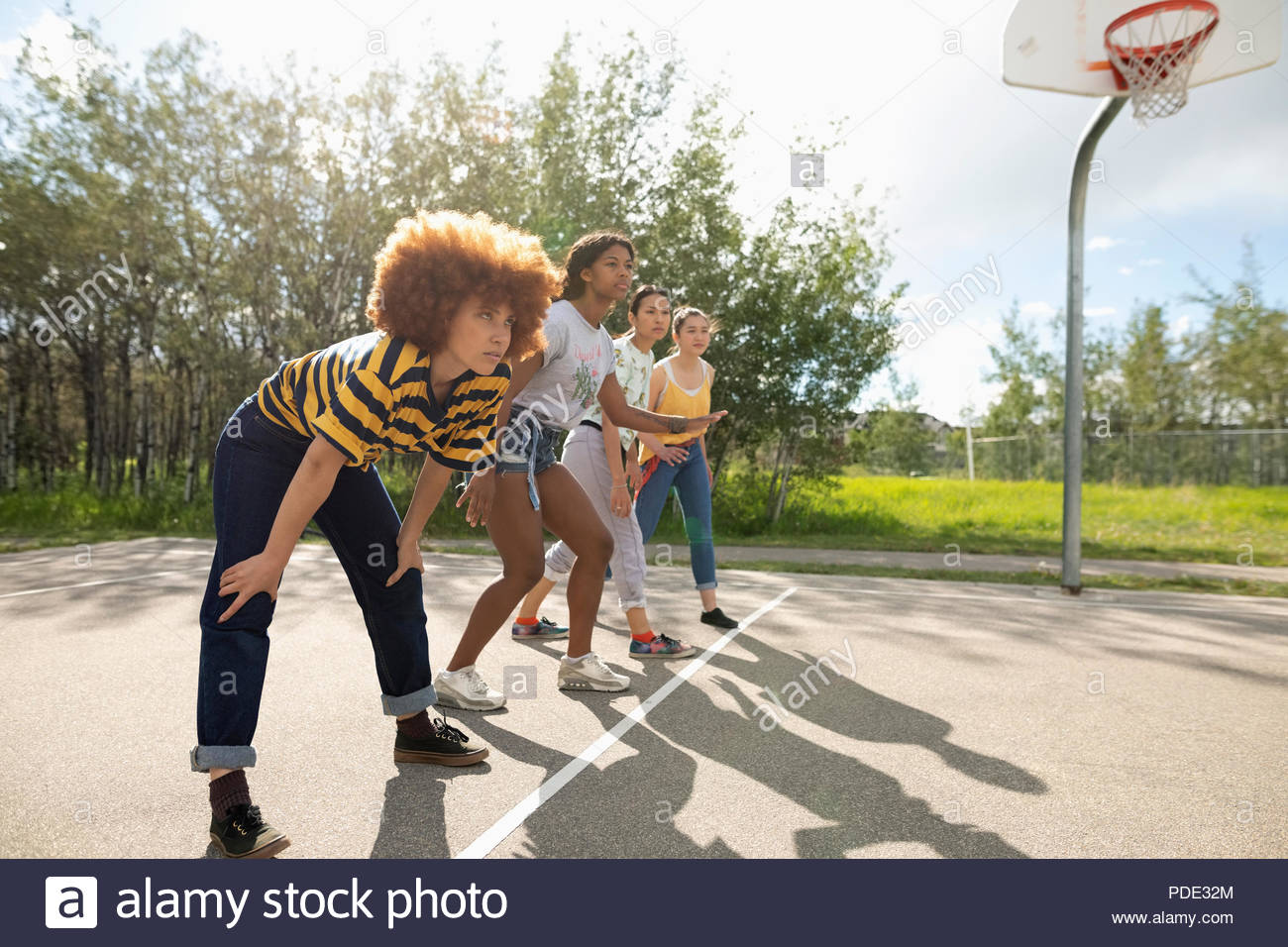 Group of friends playing basketball hi-res stock photography and images ...