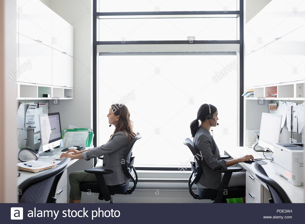 Helping coworker office hi-res stock photography and images - Alamy