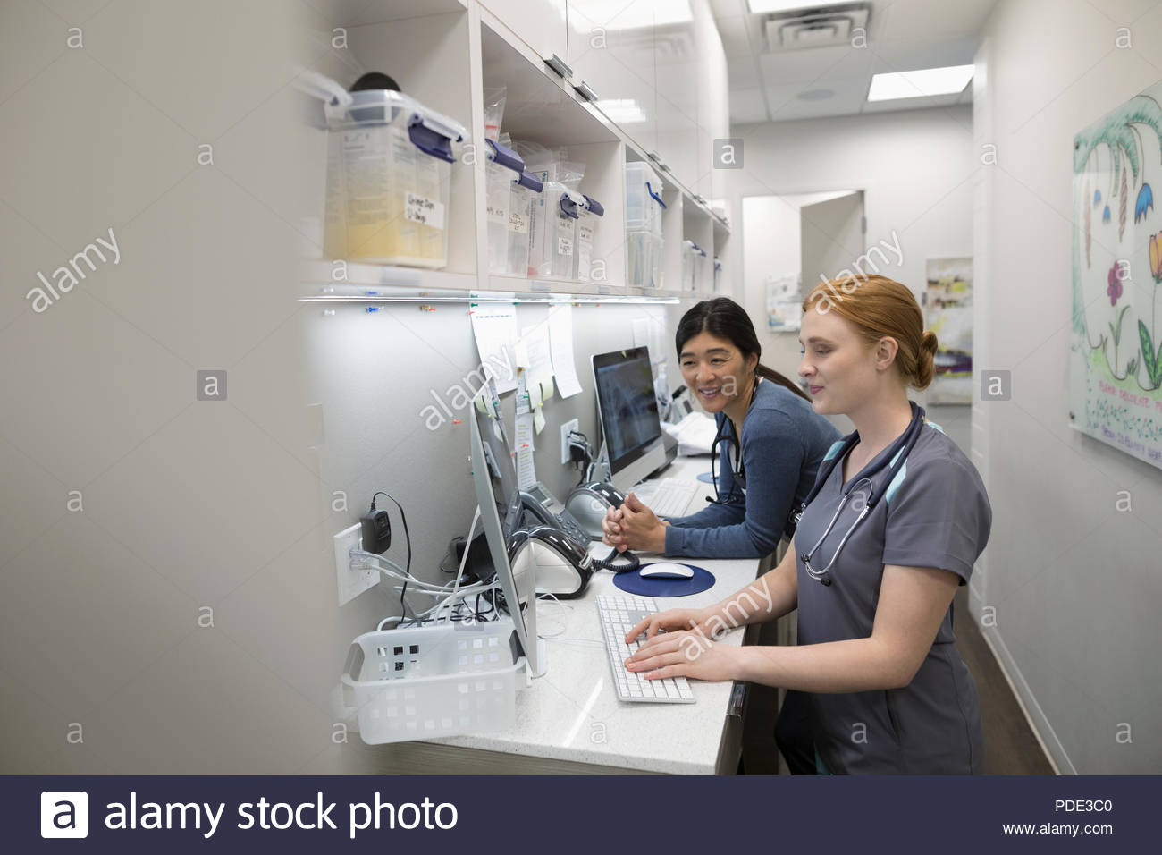 Nurse standing computer talking hi-res stock photography and images - Alamy