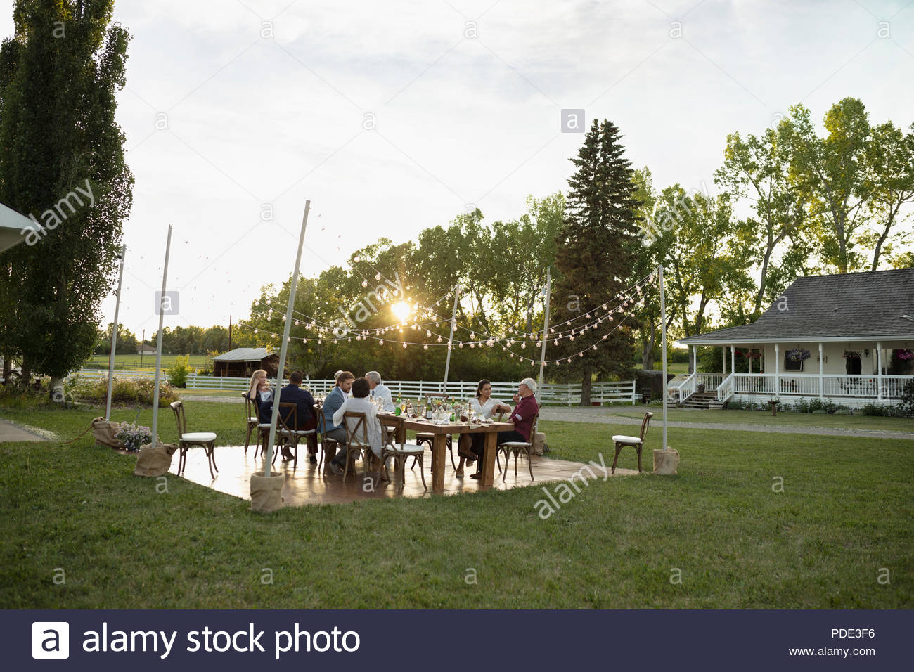 Family eating garden table hi-res stock photography and images - Alamy