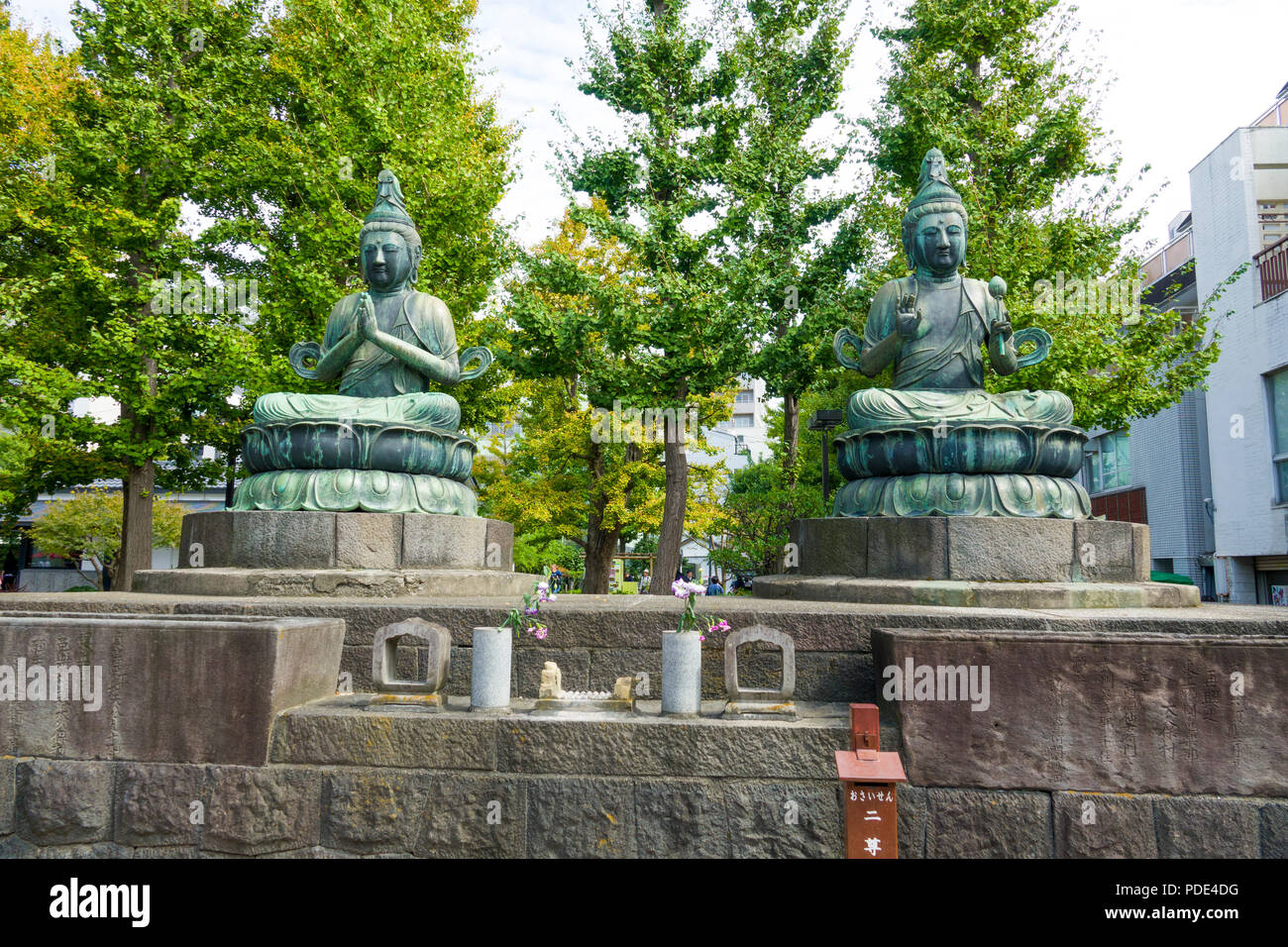 Japanese statues hi-res stock photography and images - Alamy