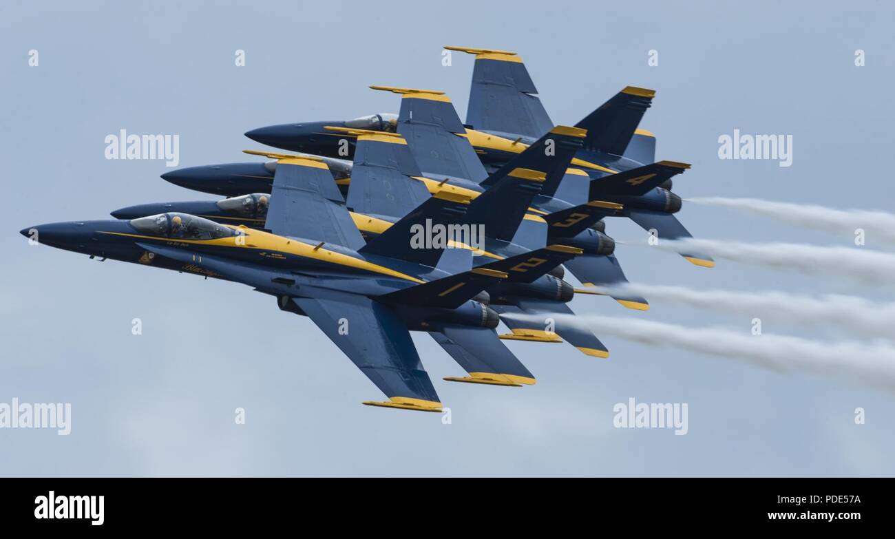 Right echelon formation hi-res stock photography and images - Alamy