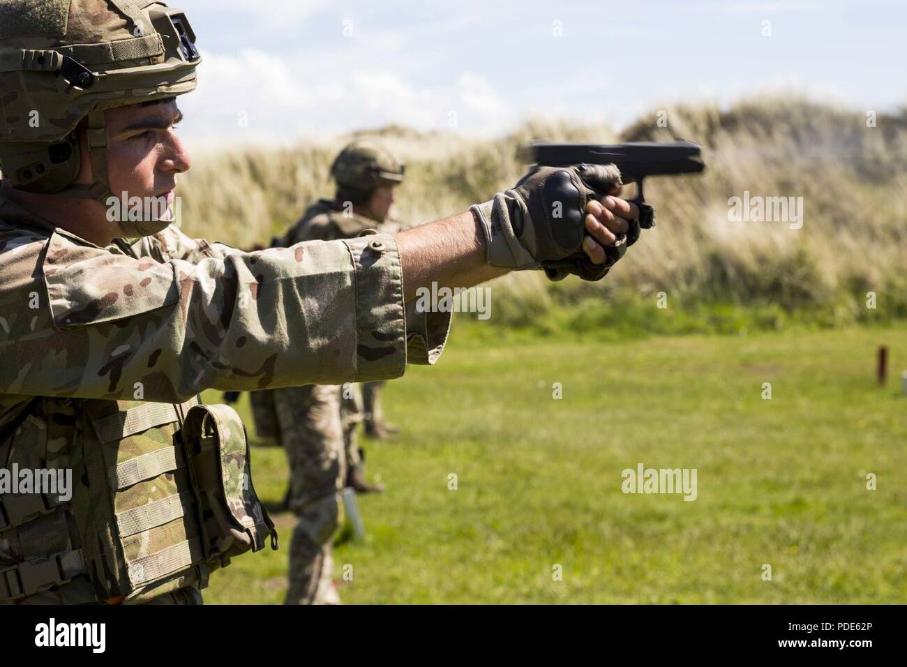 Glock 17 pistol hi-res stock photography and images - Alamy