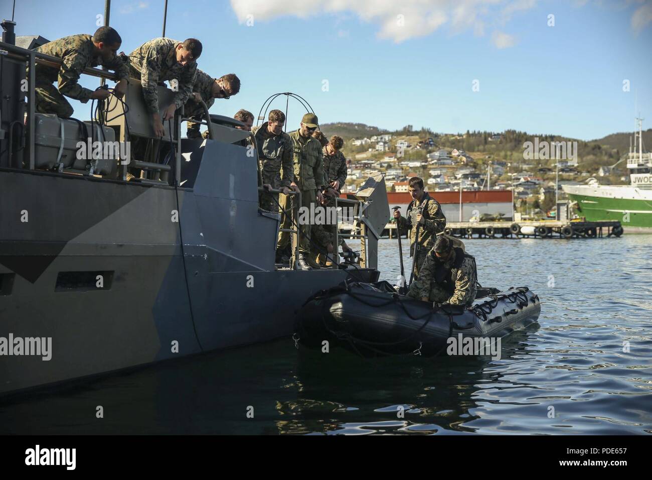 U.S. Marines with 1st Platoon, 1st Reconnaissance Battalion, 1st Marine ...