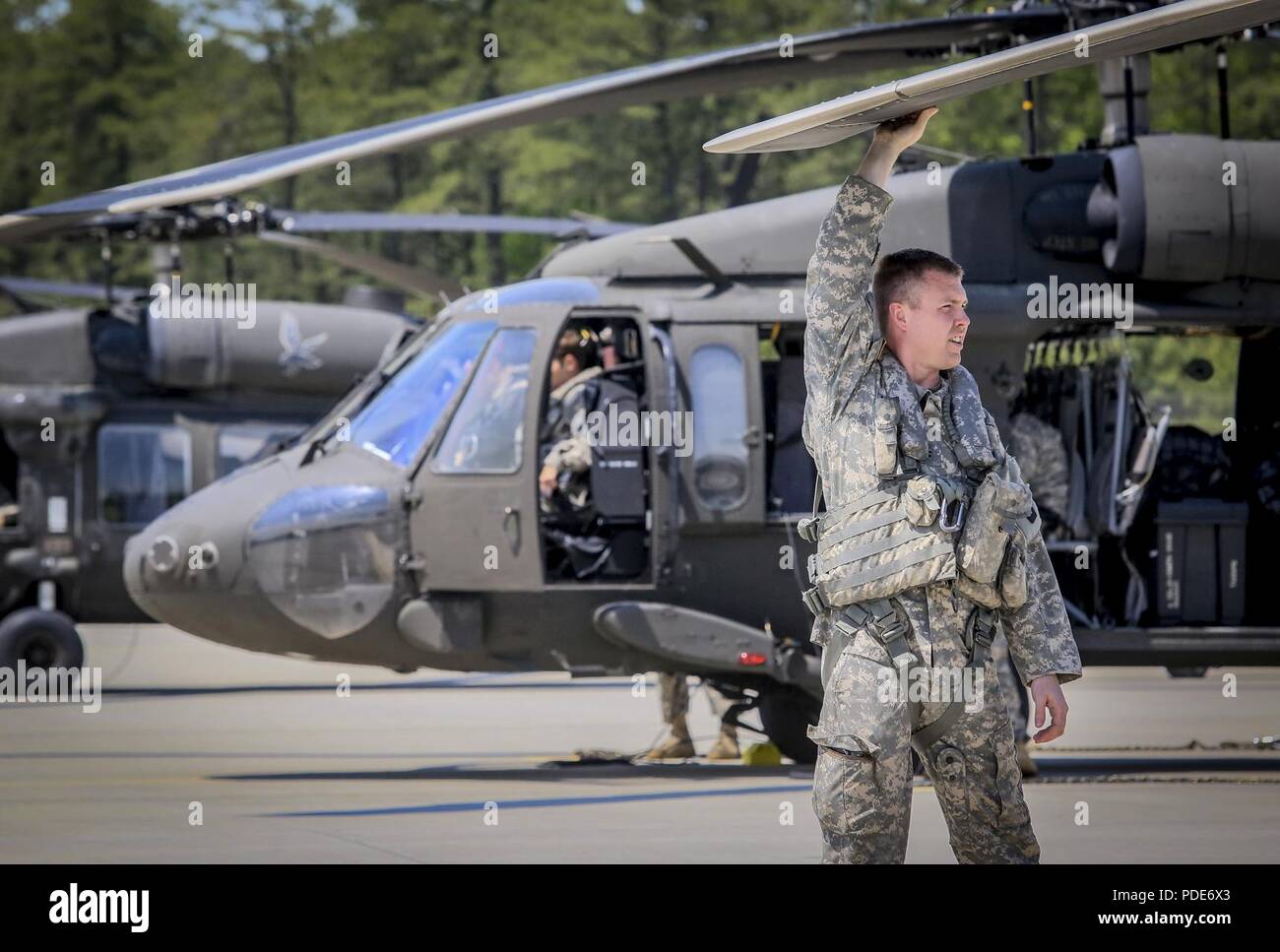 New Jersey Army National Guard Soldiers from the 1st Assault Helicopter ...