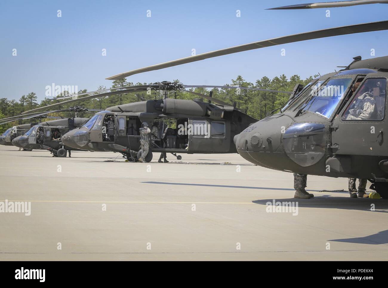 New Jersey Army National Guard Soldiers from the 1st Assault Helicopter ...