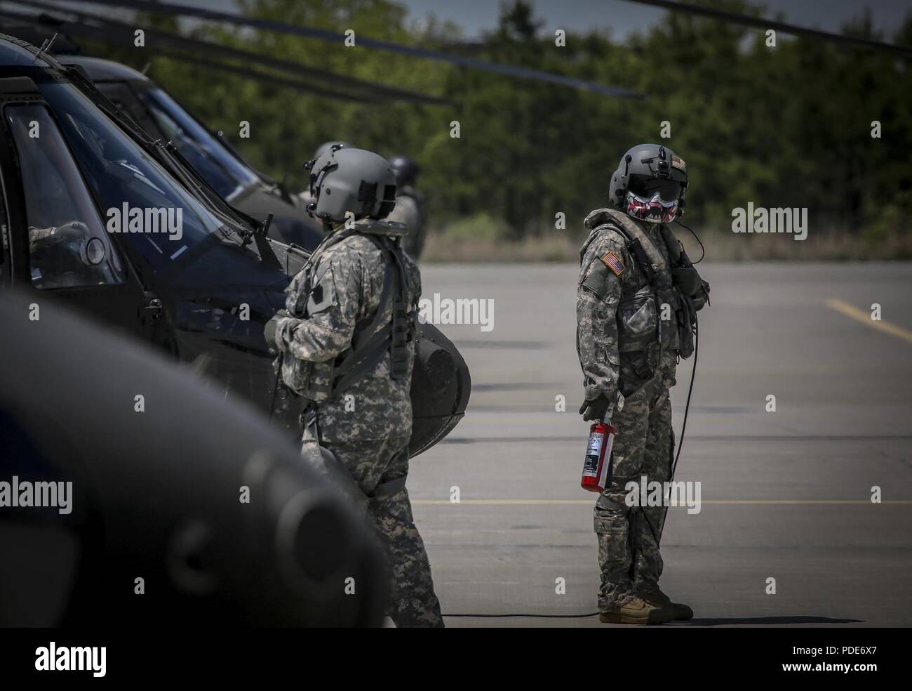 New Jersey Army National Guard Soldiers from the 1st Assault Helicopter ...
