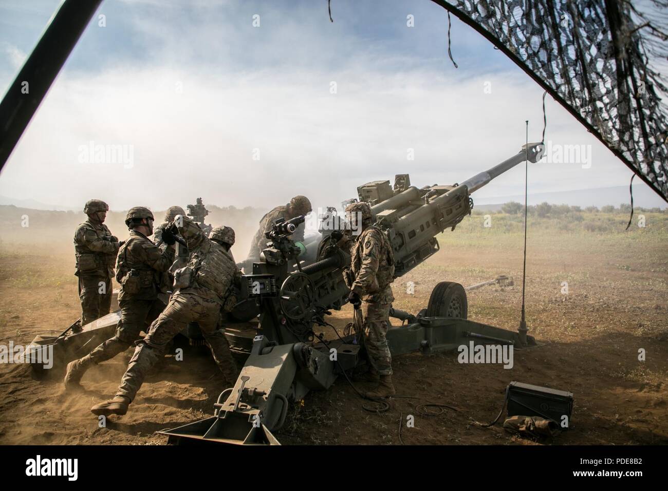 U.S. Army Soldiers assigned to 25th Division Artillery, 25th Infantry ...