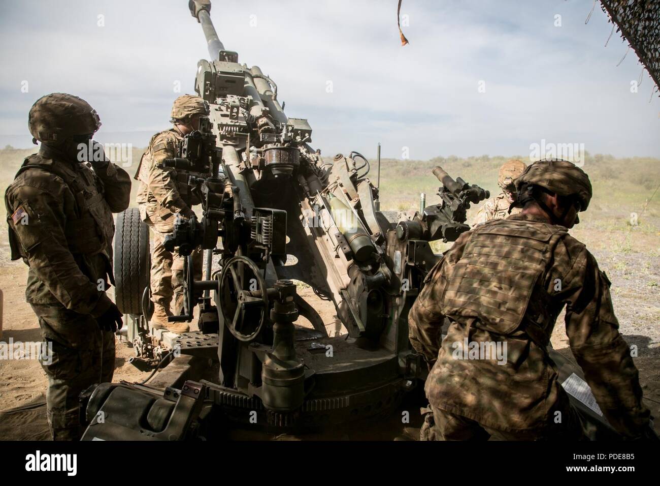 U.S. Army Soldiers assigned to 25th Division Artillery, 25th Infantry ...