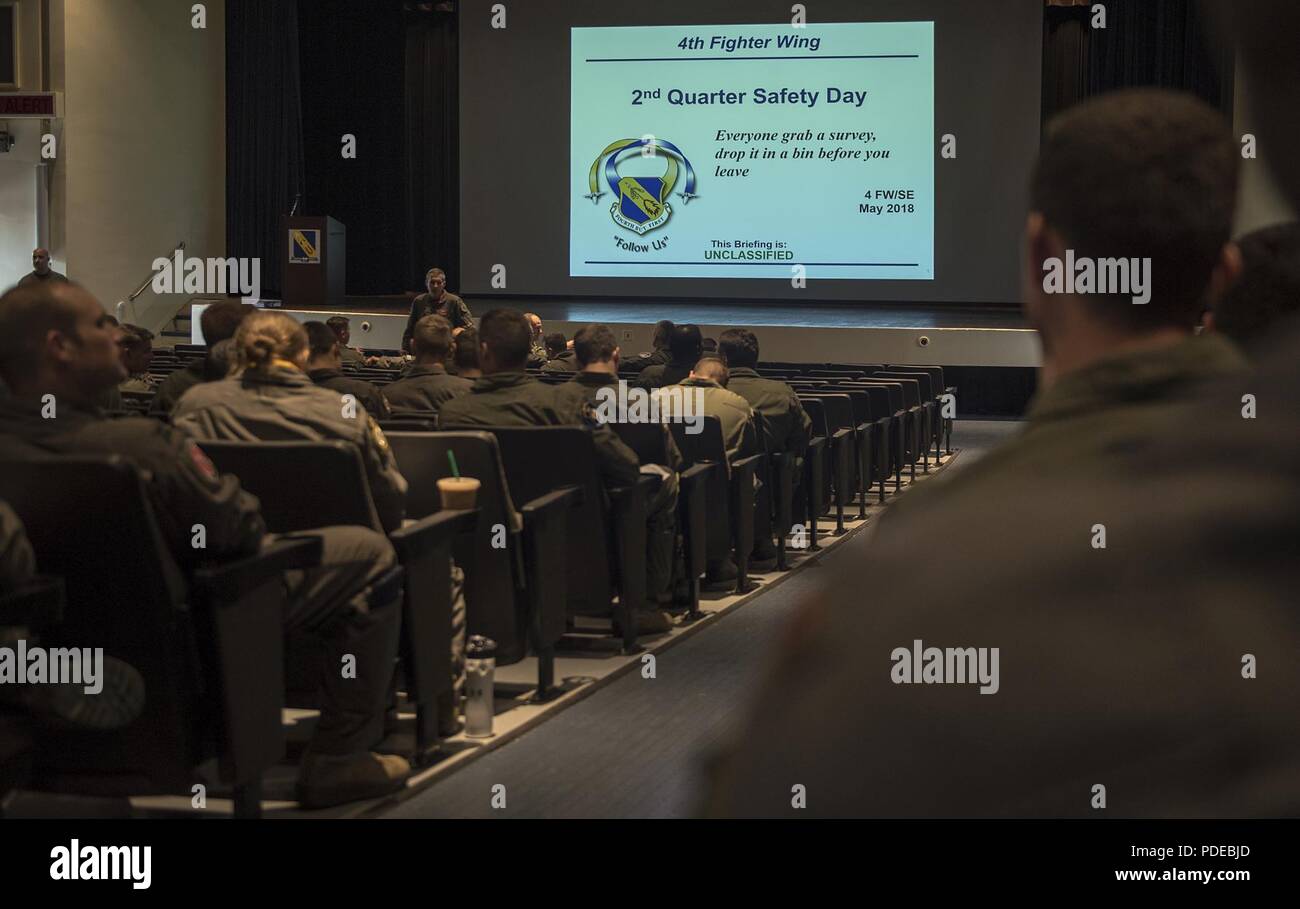 Pilots weapon systems officers maintenance hi-res stock photography and ...