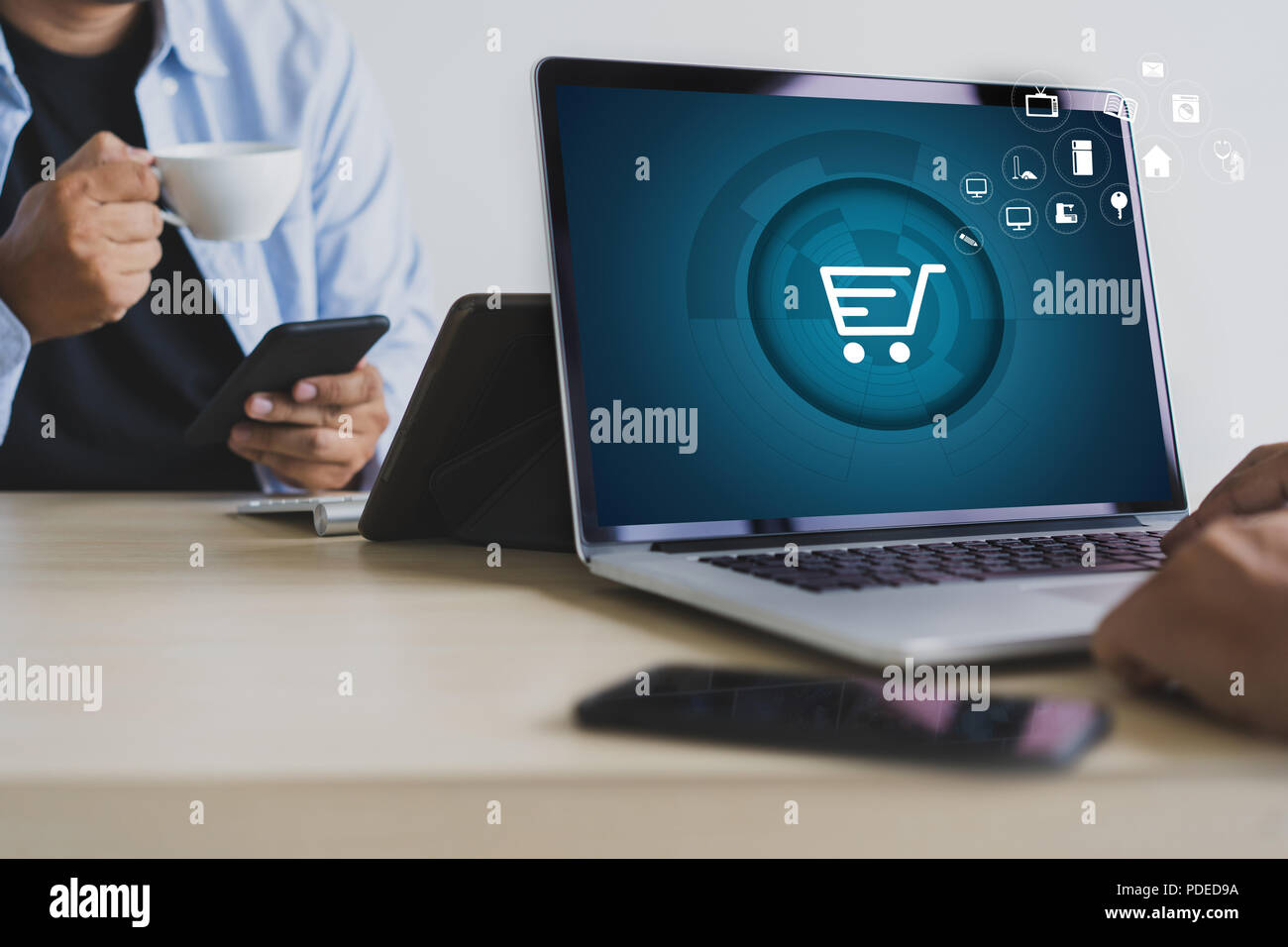 Business people use Technology E-commerce Internet Global Marketing ...