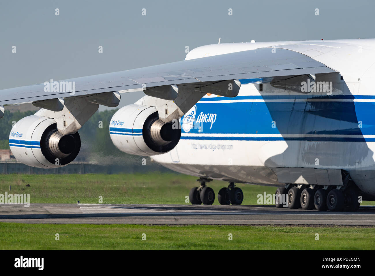 Volga dnepr antonov an 124 100 aircraft hi-res stock photography and ...
