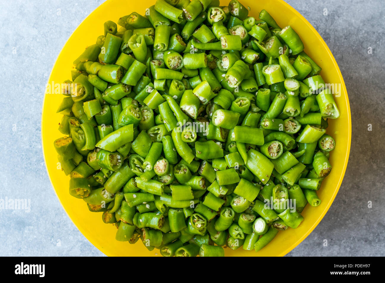 Sliced green chilli peppers hi-res stock photography and images - Alamy