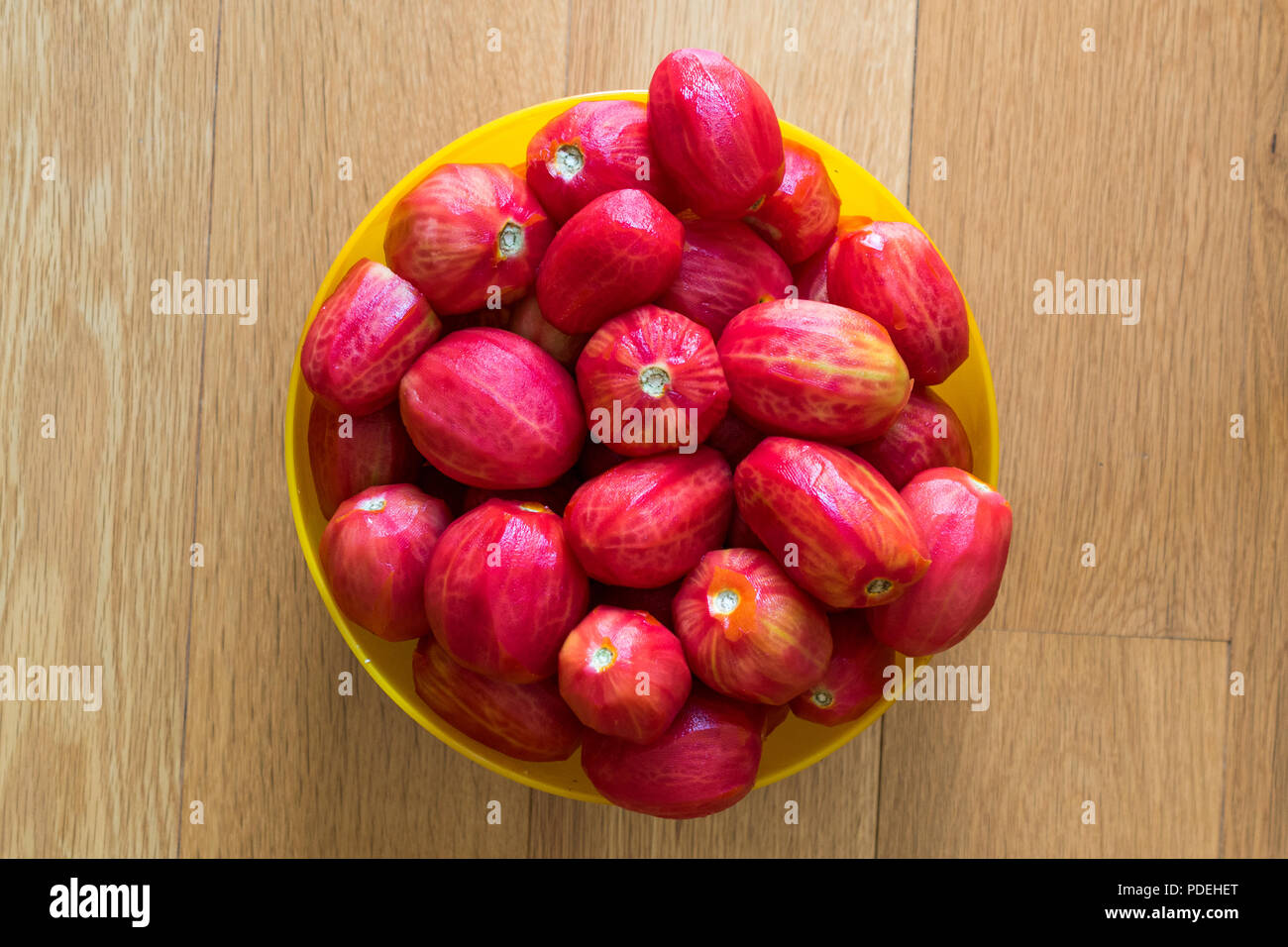 Whole Peeled Tomatoes in Yellow Bowl. Organic Food Stock Photo - Alamy
