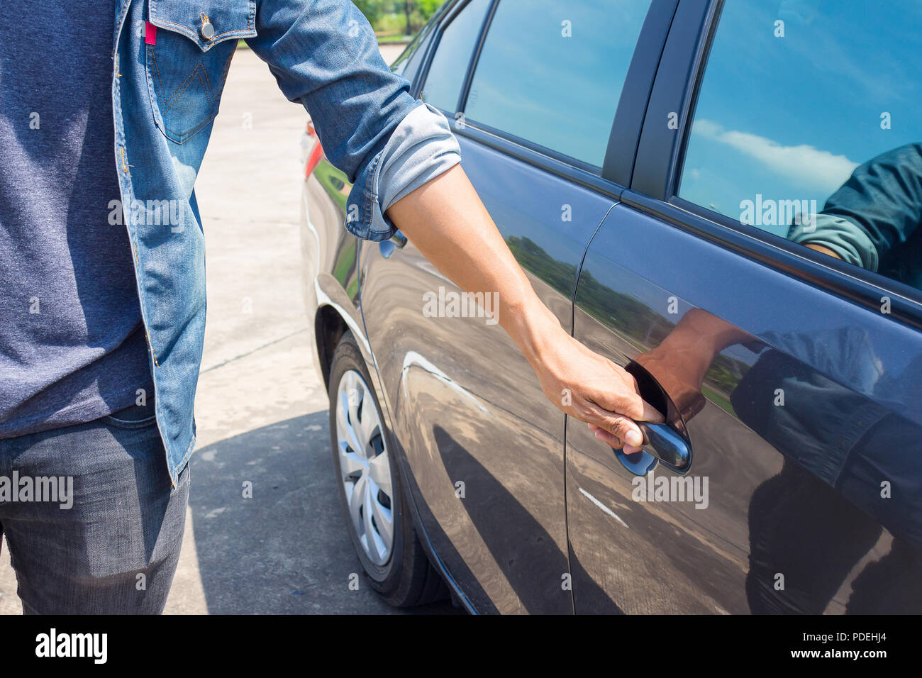 Close up human hand opening car door Stock Photo - Alamy