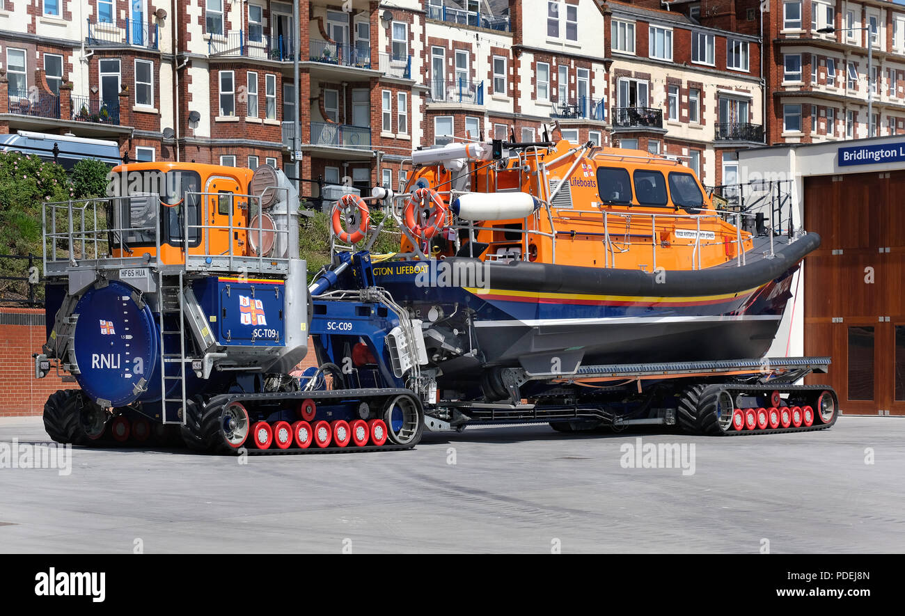 Rnli lifeboat and launch tractor hi-res stock photography and images ...