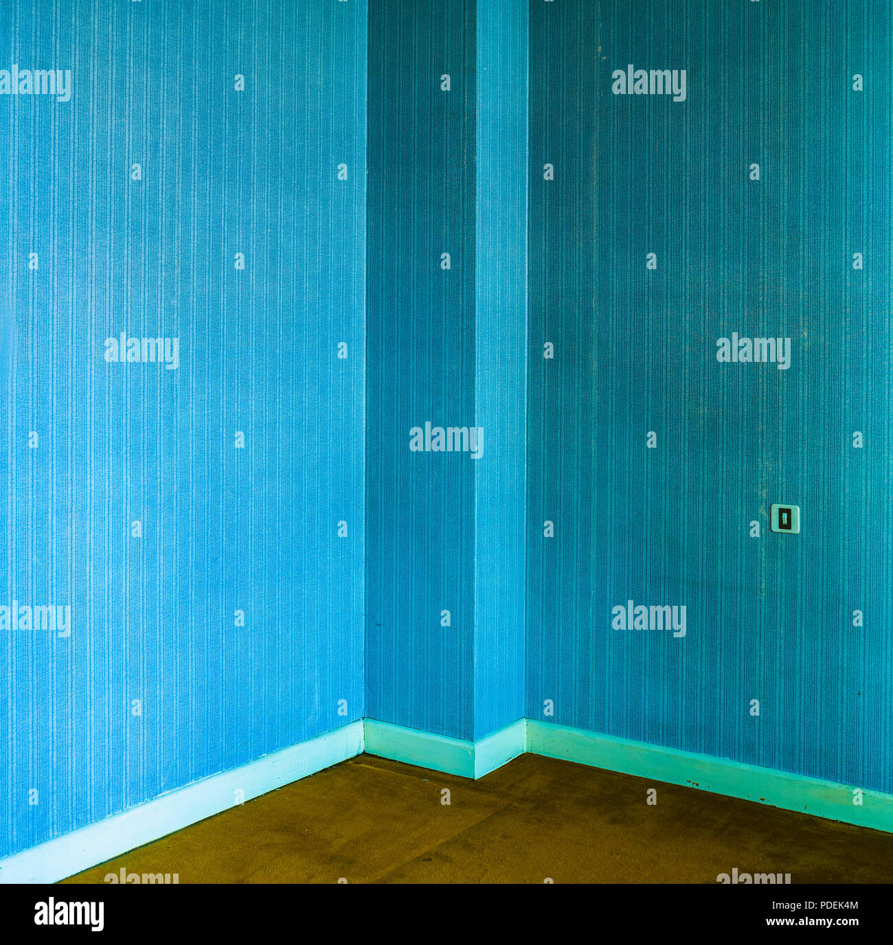 Empty square room hi-res stock photography and images - Alamy