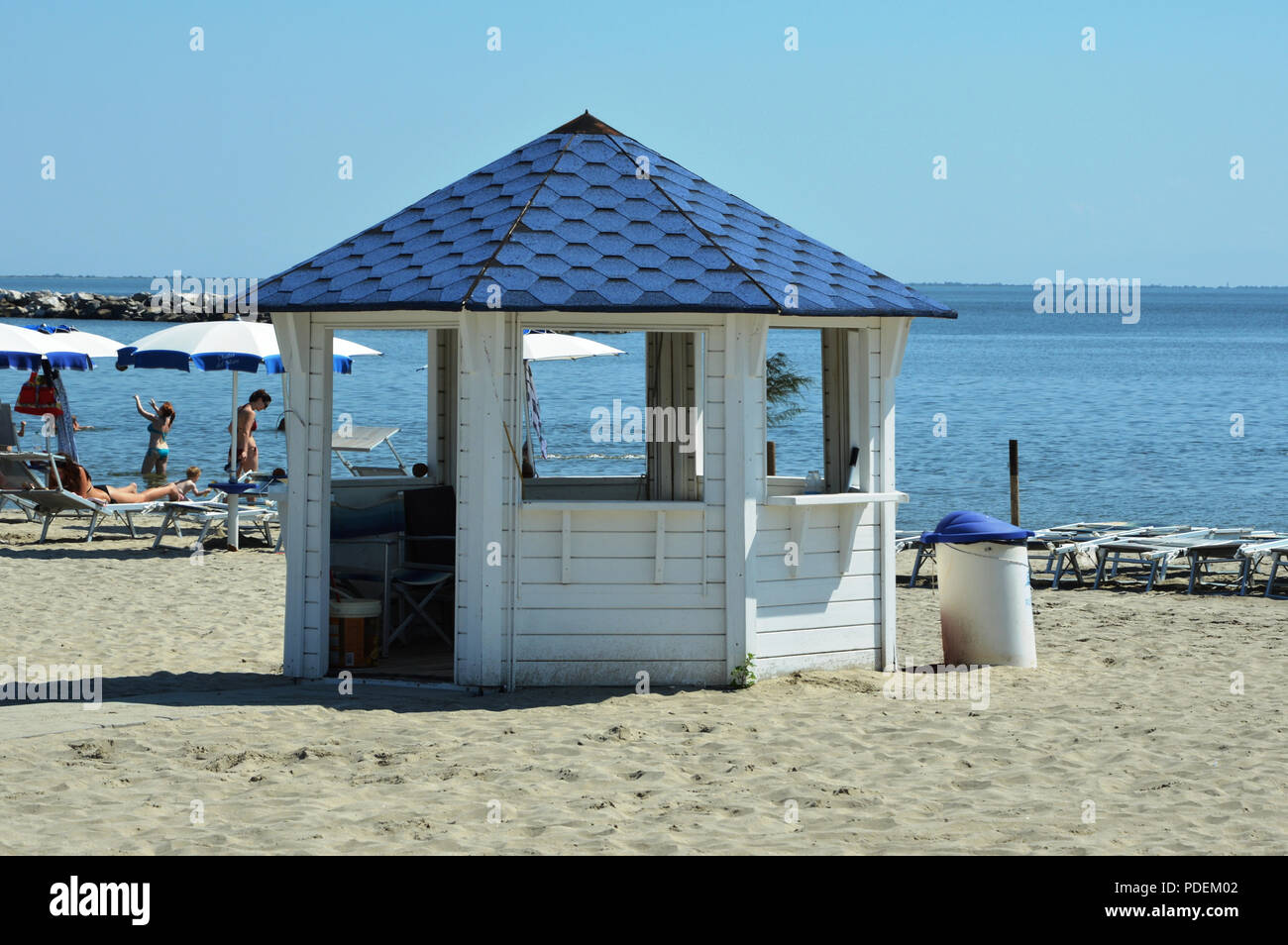 Summer bar on the beach Stock Photo - Alamy