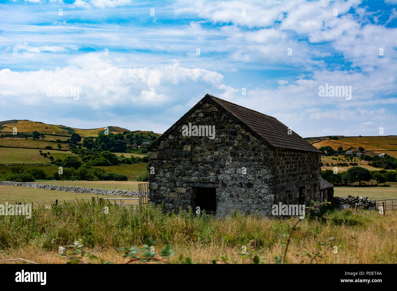 Deralict barn hi-res stock photography and images - Alamy