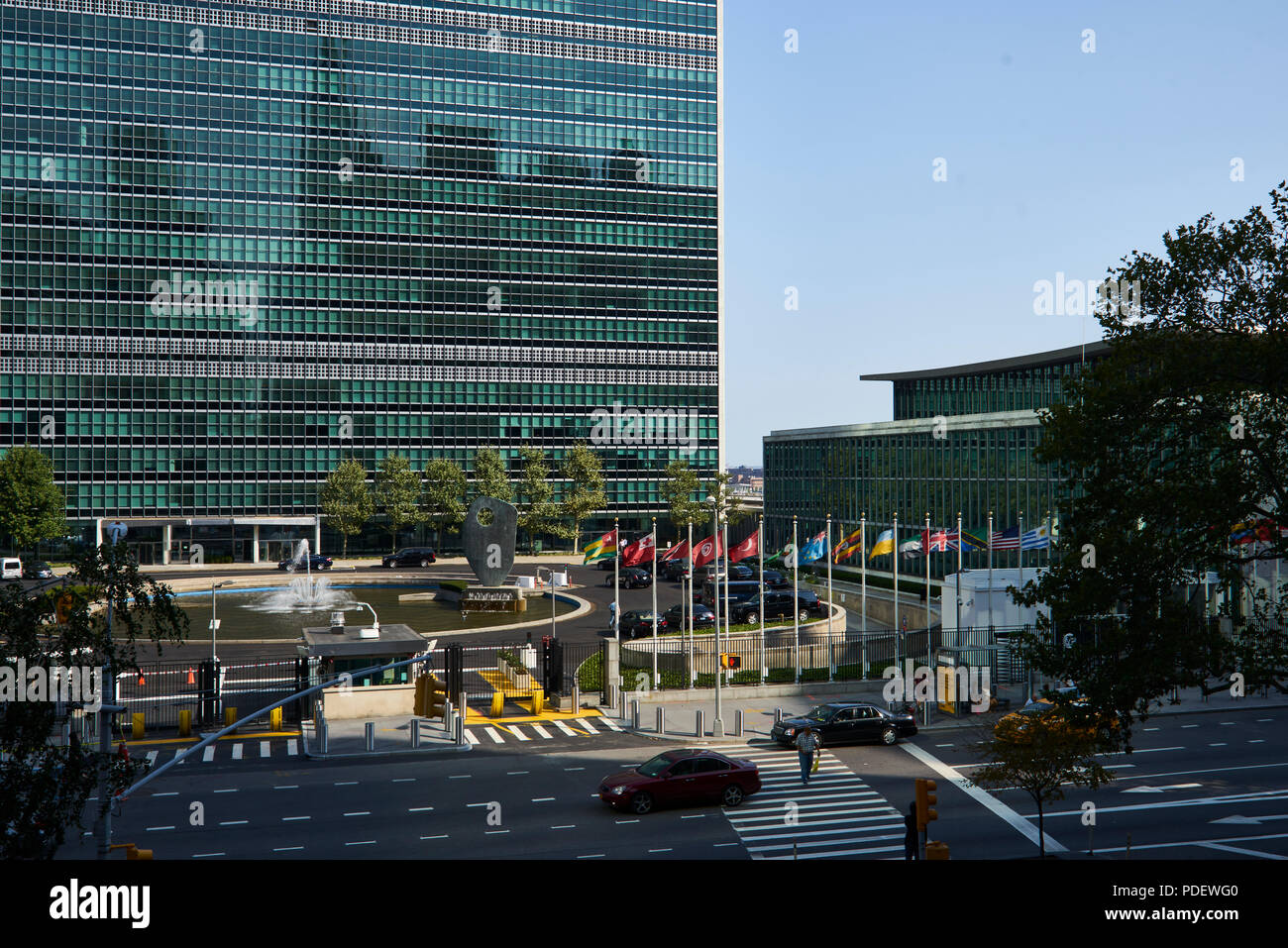 United nations headquarters building hi-res stock photography and ...