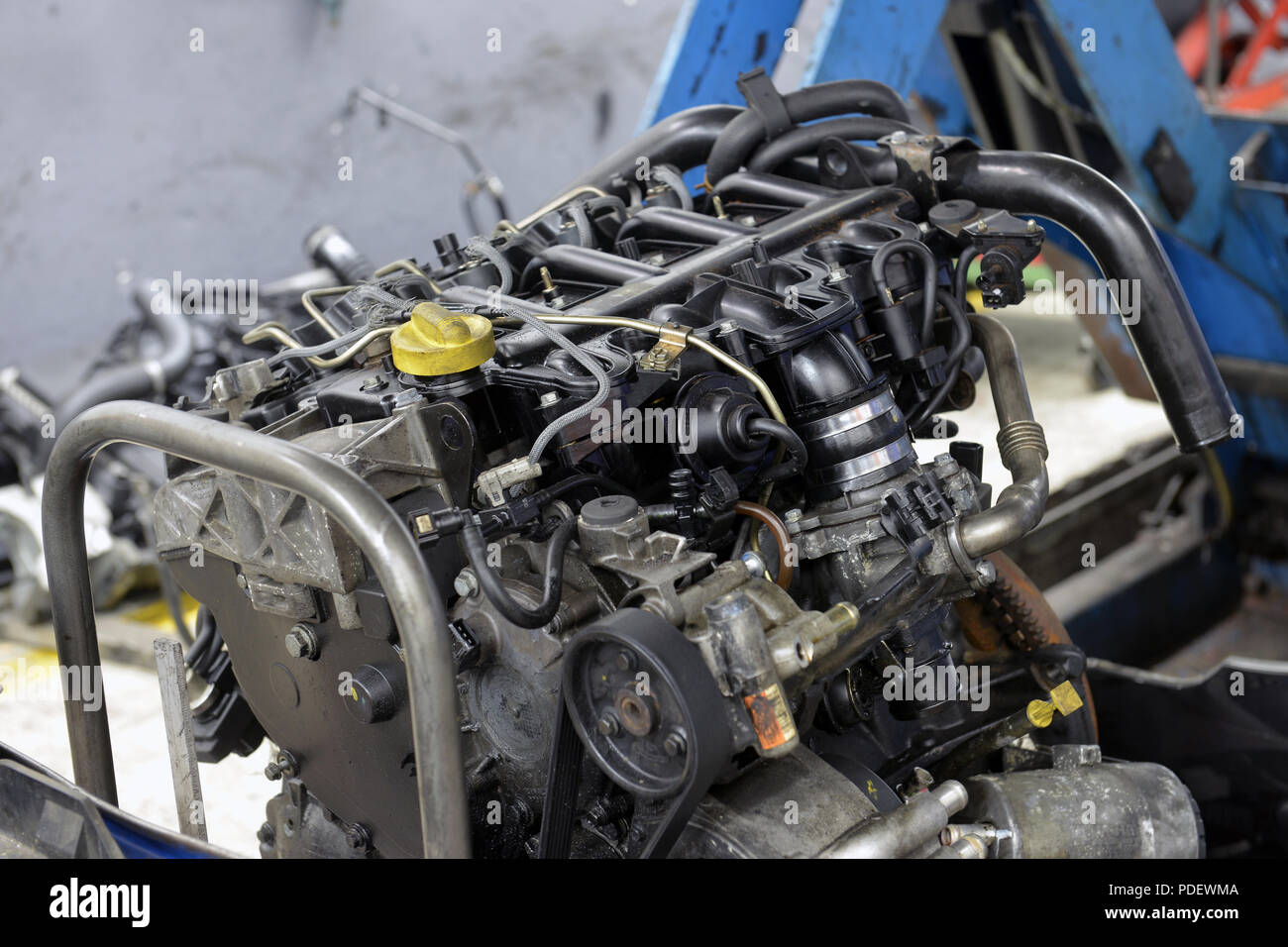car engine repair shop Stock Photo - Alamy