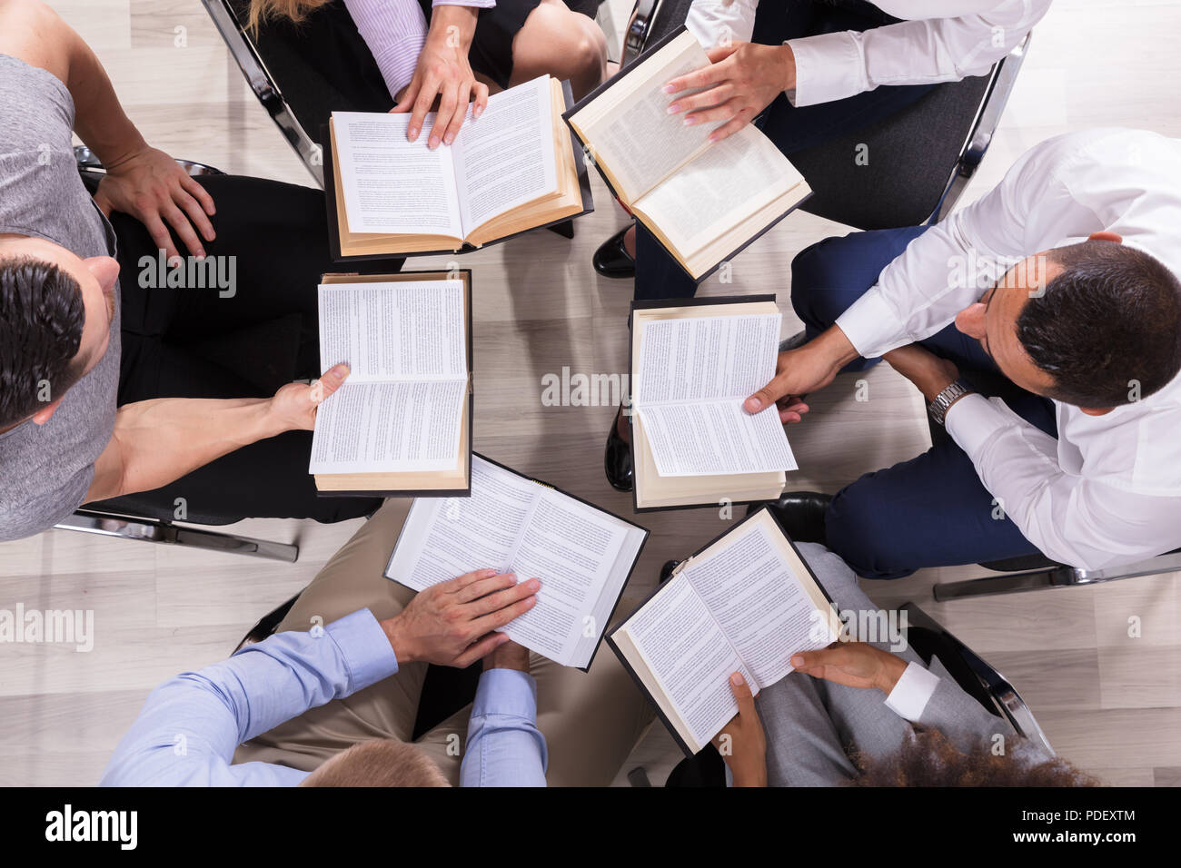 Bible circle hi-res stock photography and images - Alamy