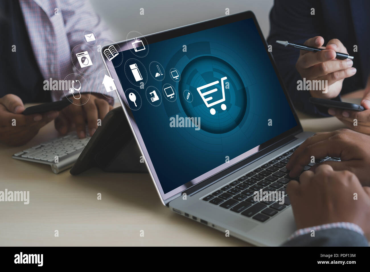 Business people use Technology E-commerce Internet Global Marketing ...