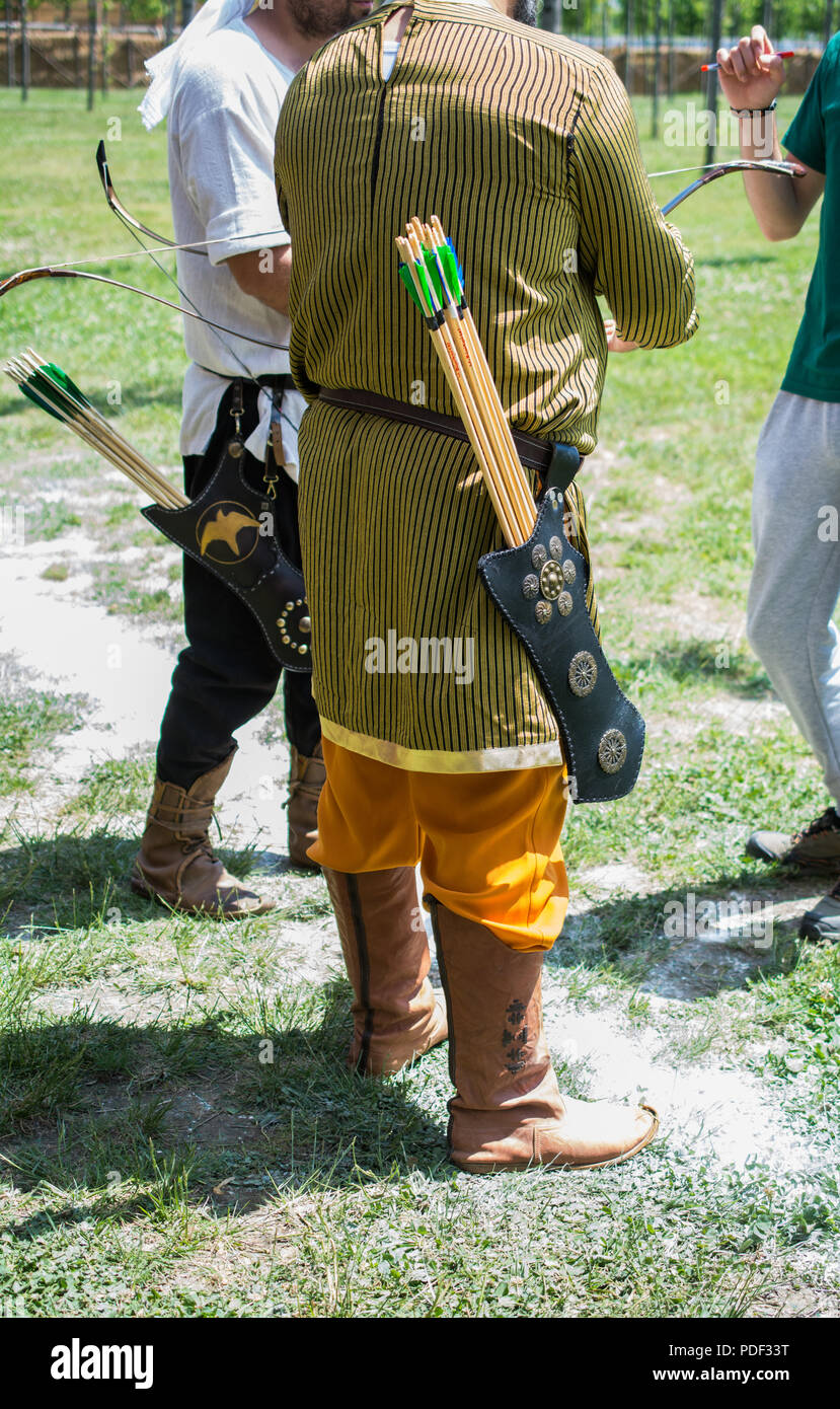 Old style wooden arrows in the case of an archer Stock Photo - Alamy