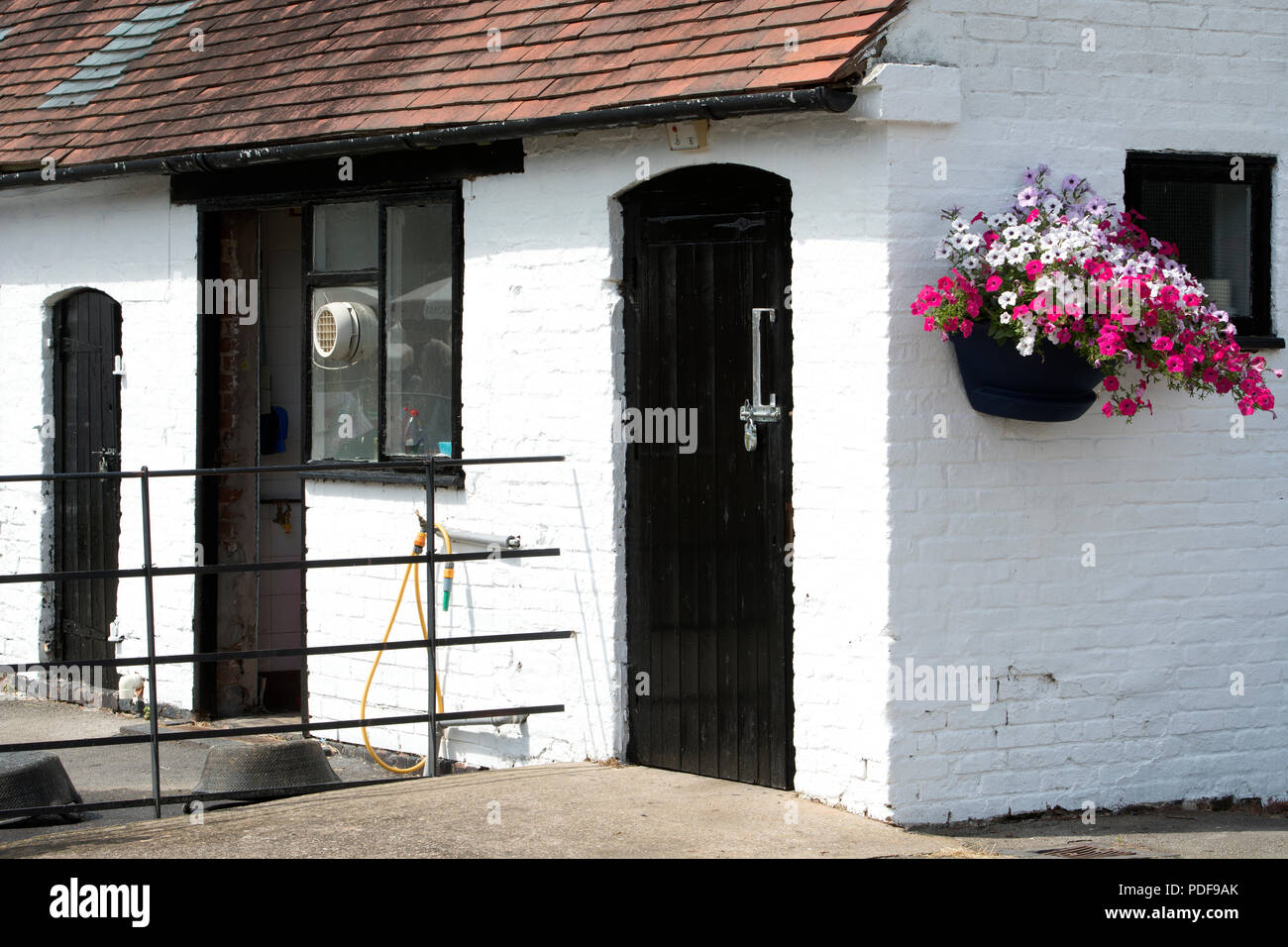 Old english farm building hi-res stock photography and images - Alamy
