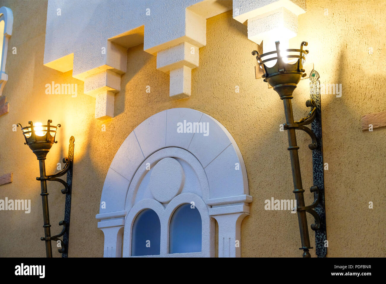 Torch fire castle hi-res stock photography and images - Alamy