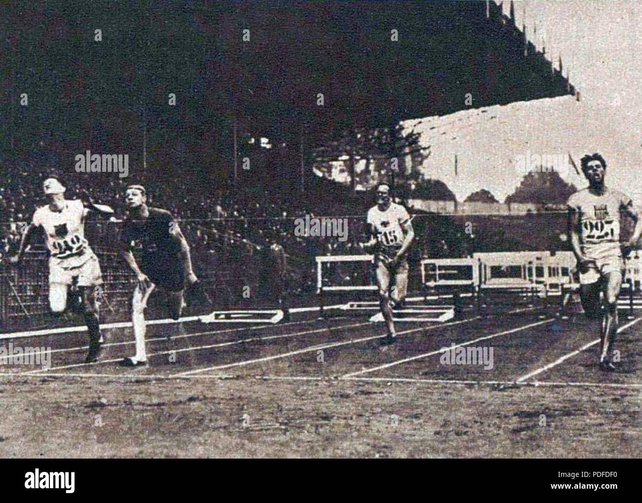 108 Dan Kinsey vainqueur du 110 mètres haies devant Sid Atkinson, aux ...