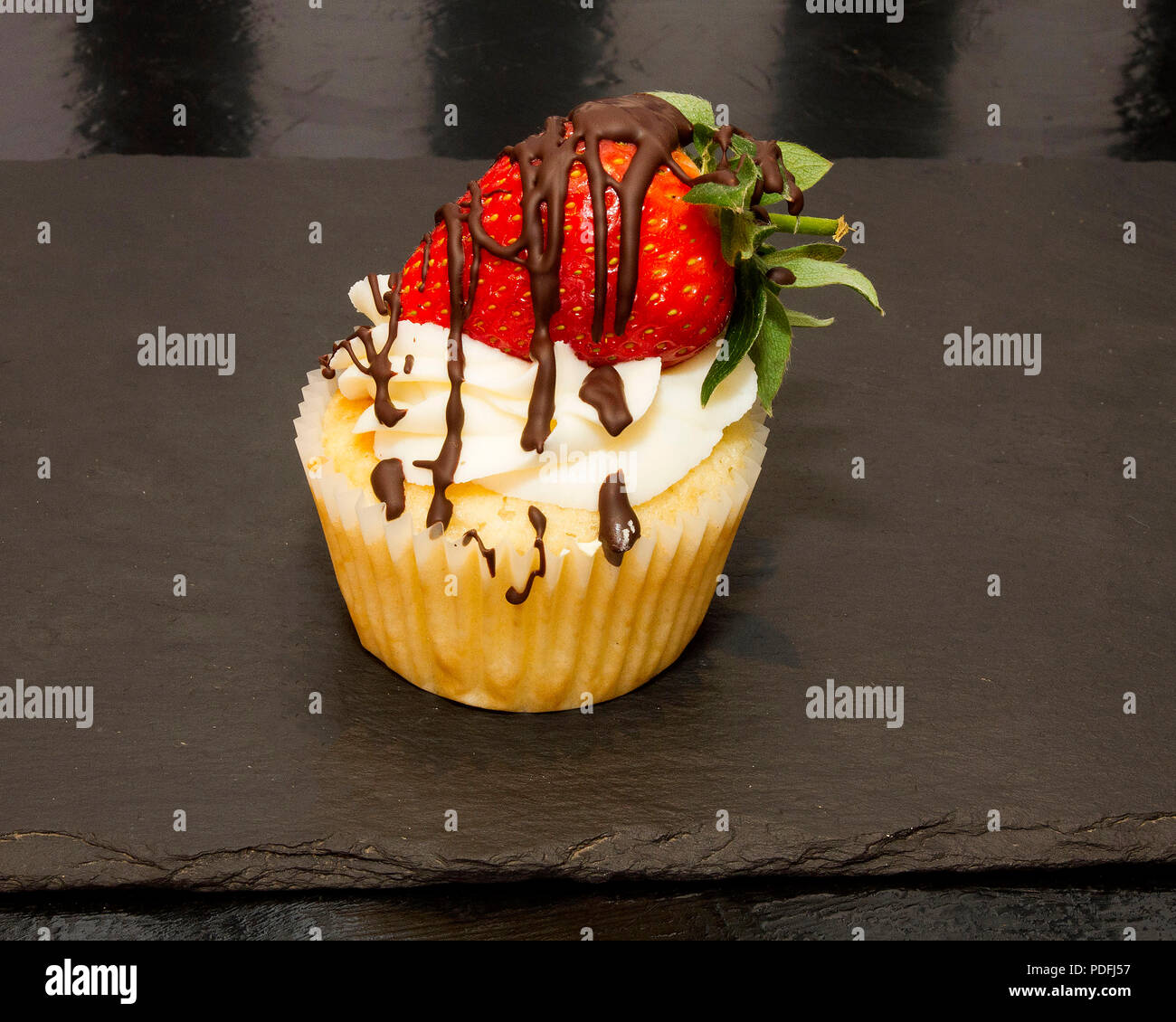 Strawberry desserts sponge cake hi-res stock photography and images - Alamy