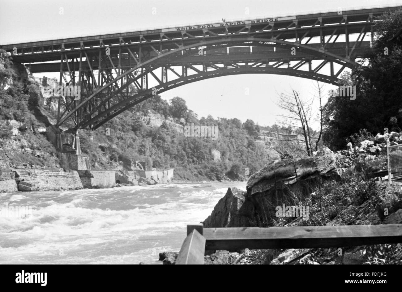 150 Határa. A Whirlpool Rapids Bridge a Niagara folyó felett. Fortepan ...