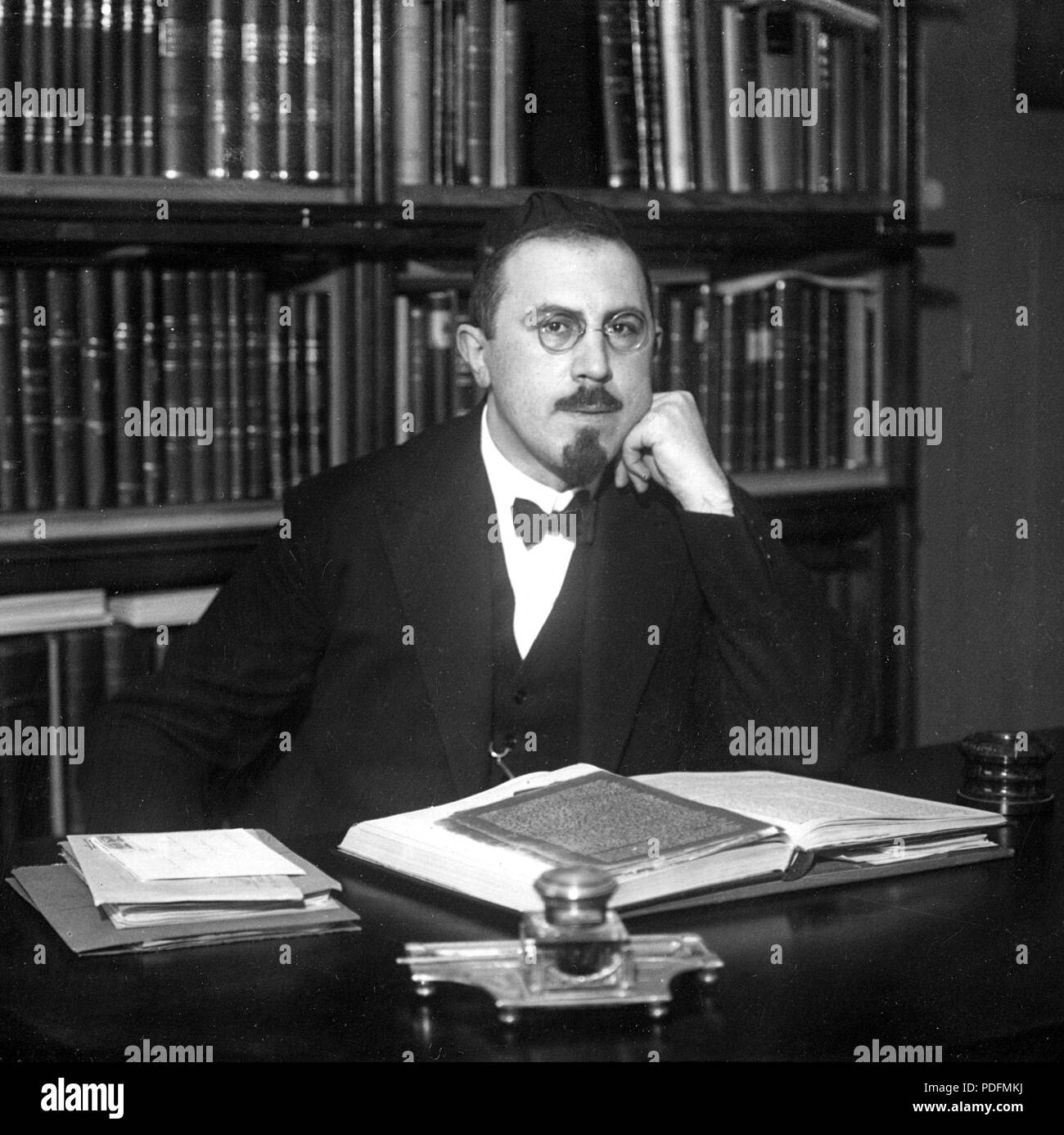 Rabbi isaac Black and White Stock Photos & Images - Alamy