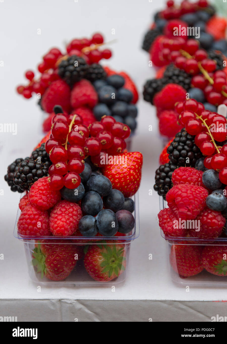 Blackberry punnets hi-res stock photography and images - Alamy