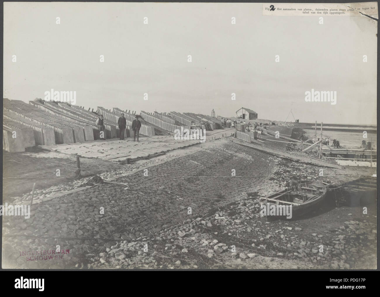 153 Het aanmaken van platen, duizenden platen staan gereed en tegen het ...