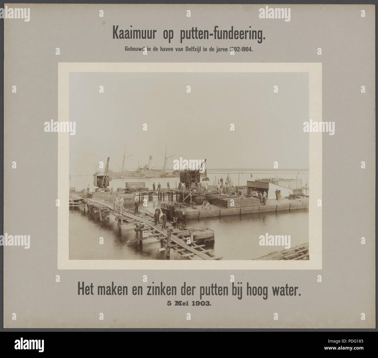 153 Het maken en zinken der putten bij hoog water Stock Photo - Alamy