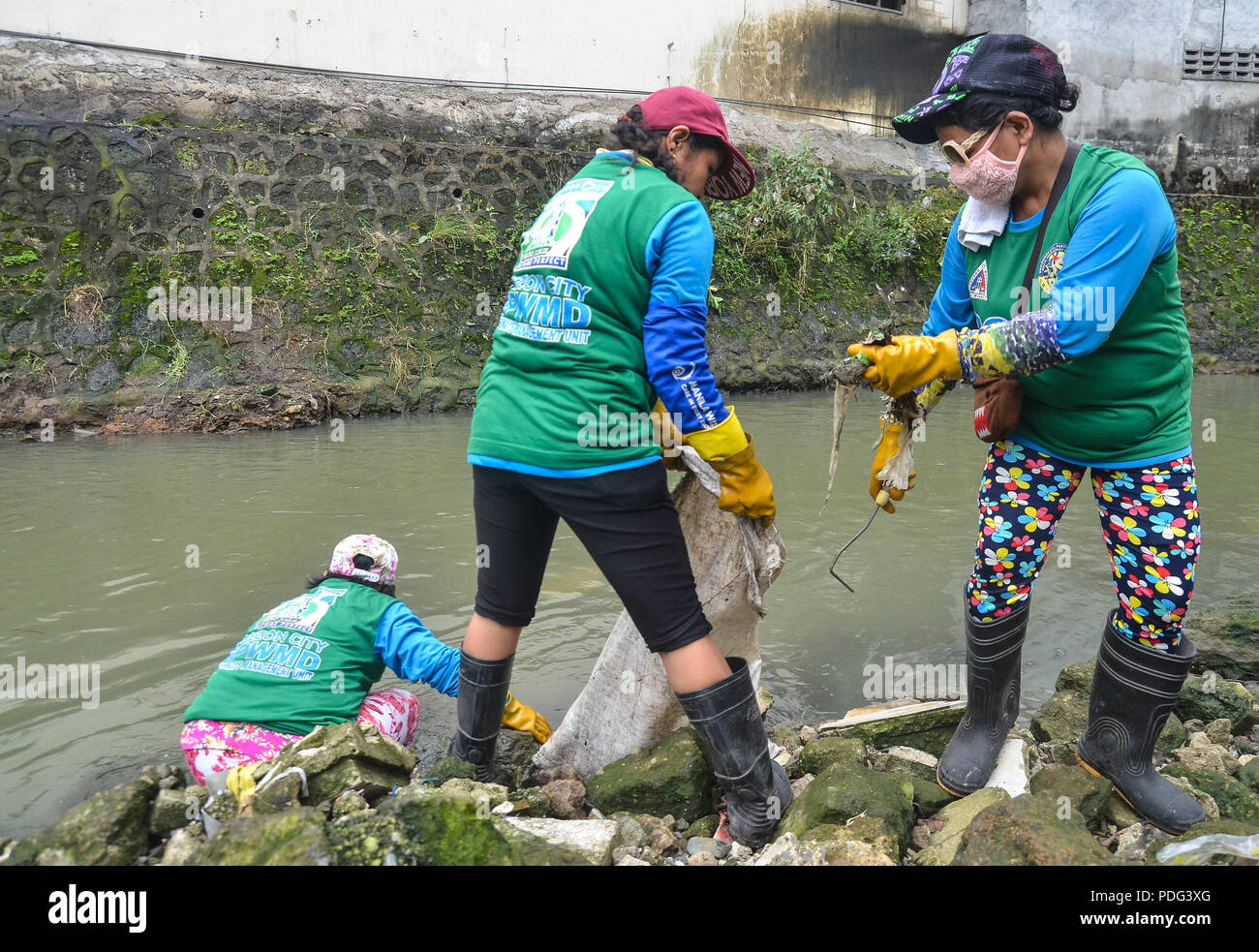 Quezon city Volunteers clean up and removing scattered waste under the ...