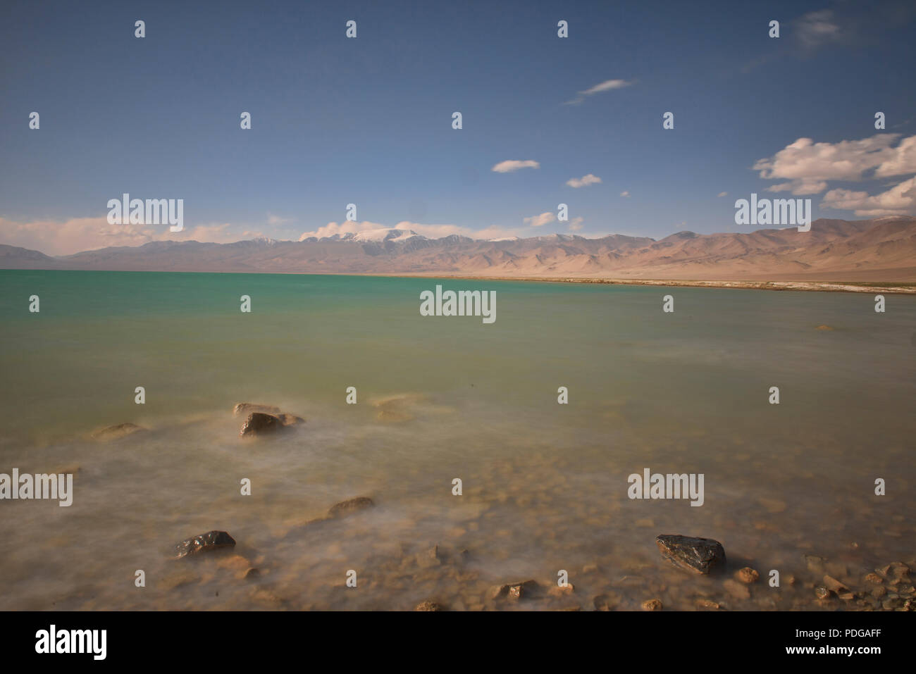 The beautiful colours of Karakul Lake on the Pamir Highway, Gorno ...
