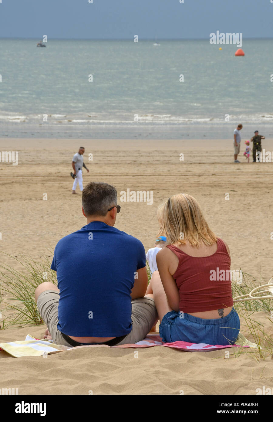 Women at the seaside hi-res stock photography and images - Alamy